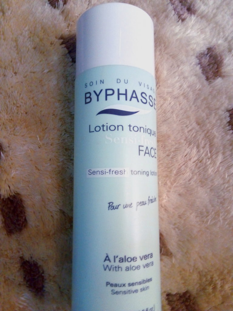 La lotion se présente sous forme d’une bouteille de capacité 500ml.